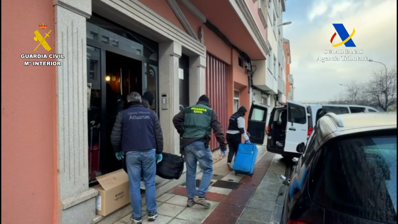 El arsenal del clan de traficantes: cinco pistolas y un subfusil