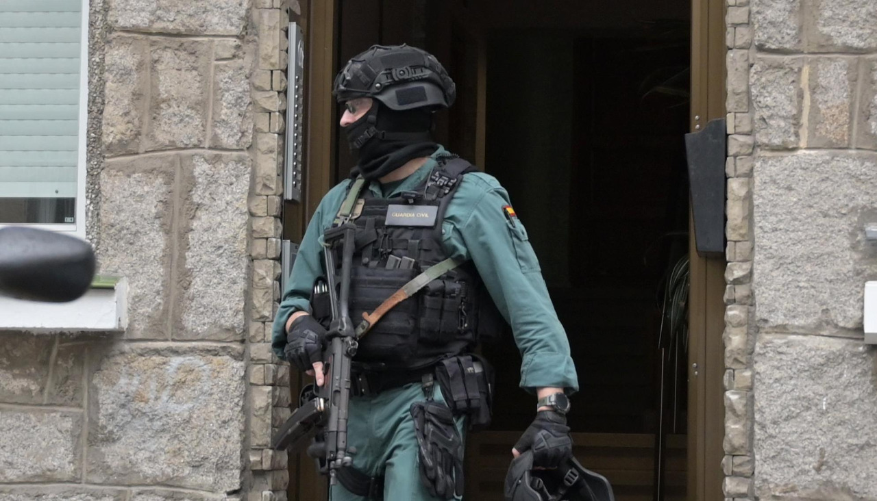 La Guardia Civil halla un arsenal en registro en Palavea: cinco ...