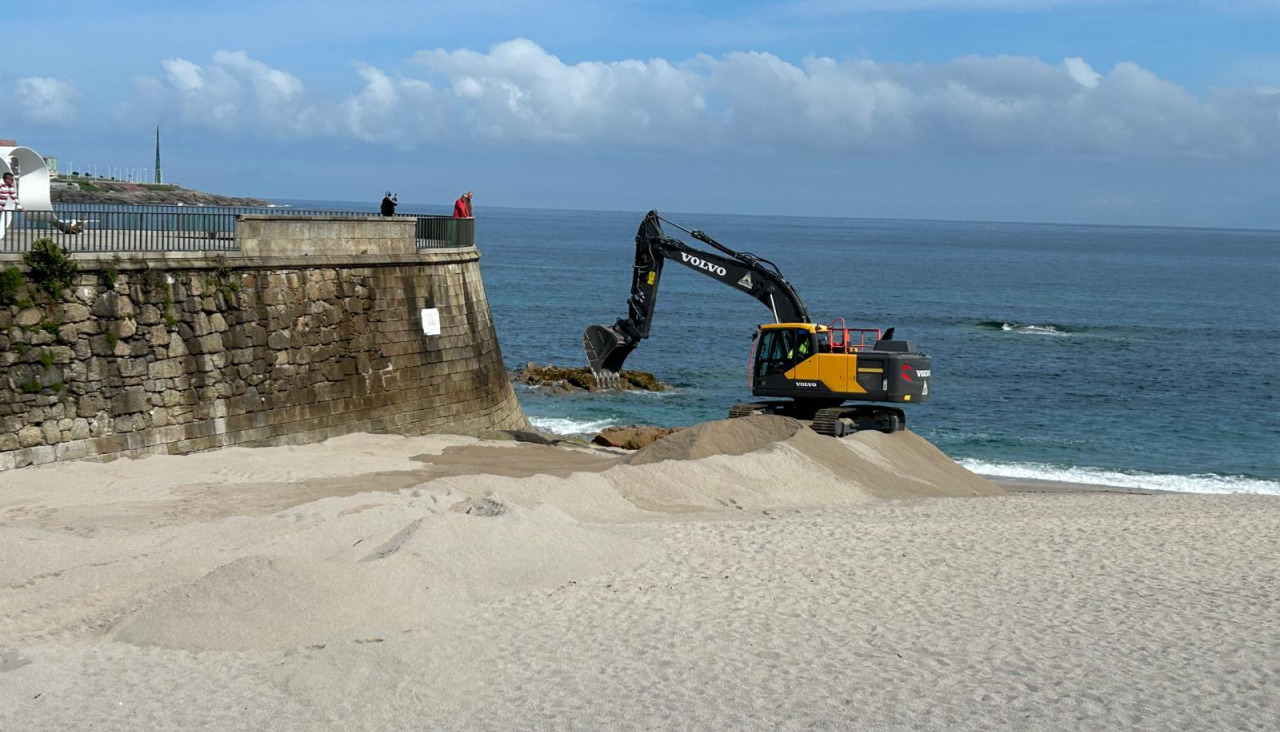 Retiran arena acumulada en la parte más peligrosa de la bahía de A Coruña