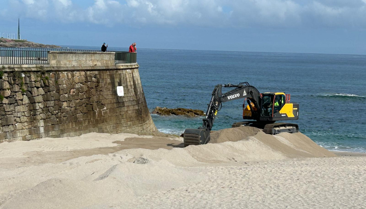 Retiran arena acumulada en la parte más peligrosa de la bahía de A Coruña