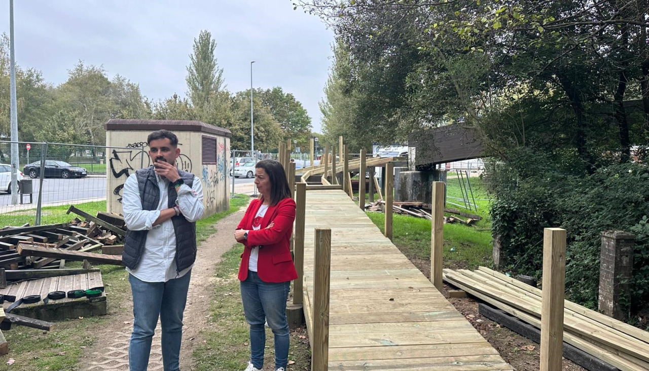Betanzos renueva la pasarela de madera sobre el Mendo entre As Cascas y ...