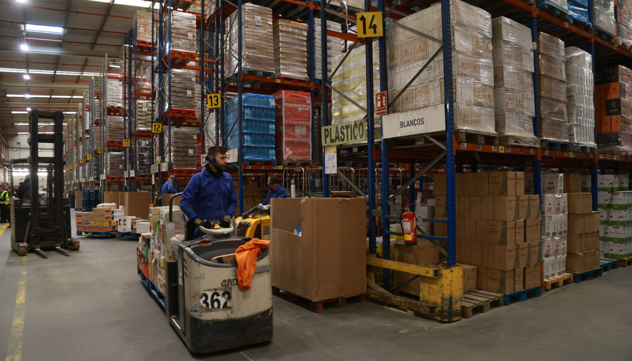 Gadisa muestra las entrañas de su sede central en Betanzos, desde la que reparte 500.000 bultos ...