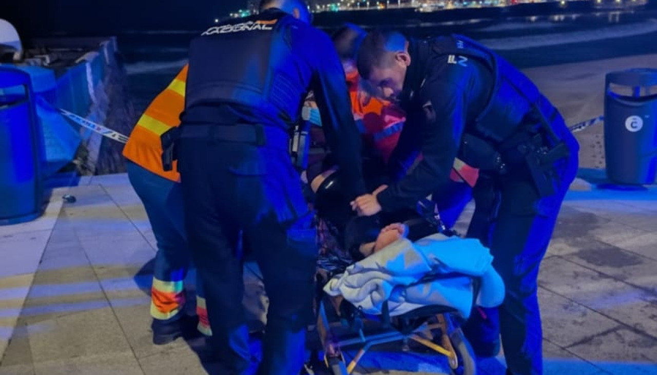 La Policía Nacional rescata a una mujer con hipotermia que se arrojó al ...