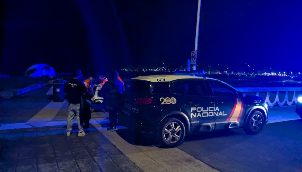 La Policía Nacional rescata a una mujer con hipotermia que se arrojó al ...