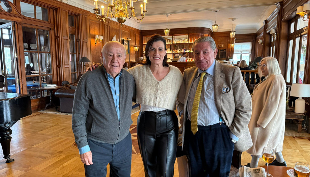 Amancio Ortega bromea con Francisco Vázquez: "Vuelve a la política"