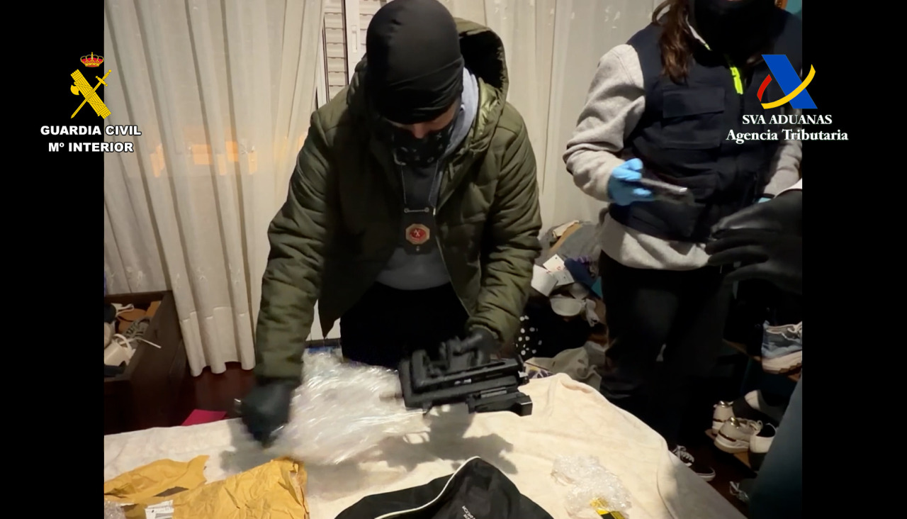 El arsenal del clan de traficantes: cinco pistolas y un subfusil