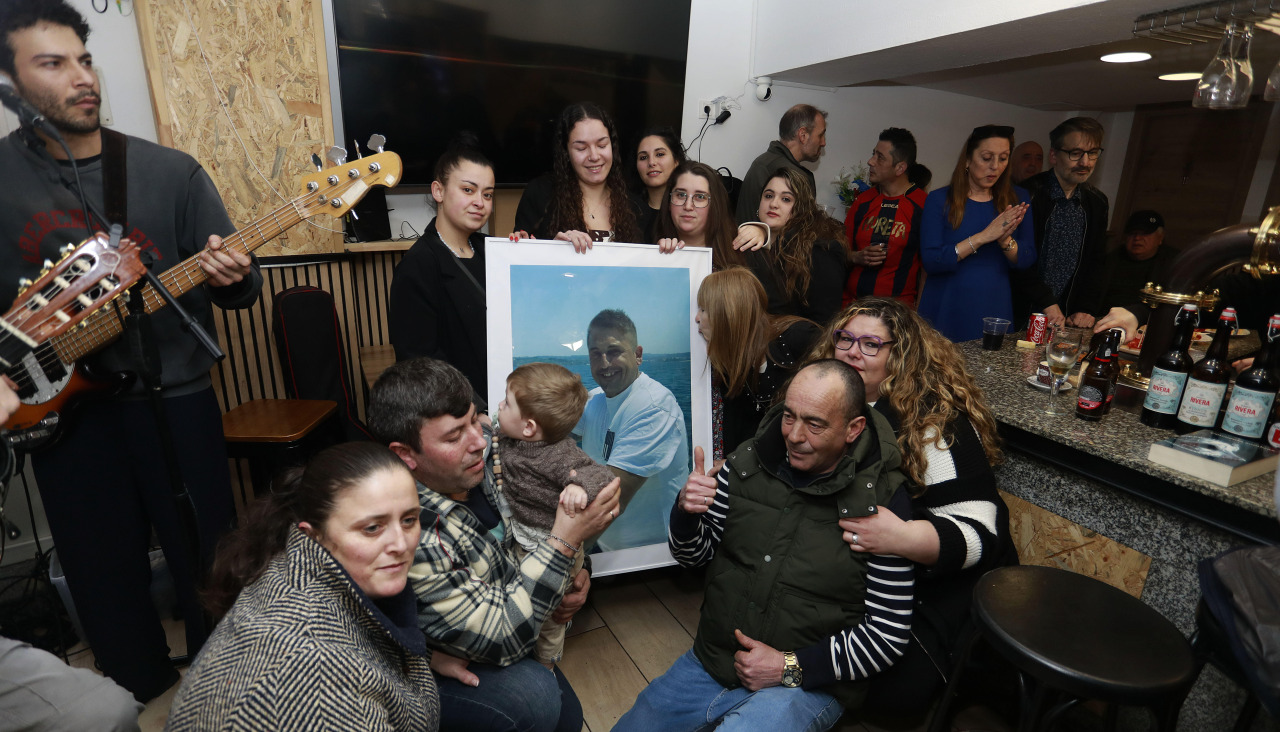 El sentido y sonoro homenaje de un barrio de A Coruña a Joni, el ...