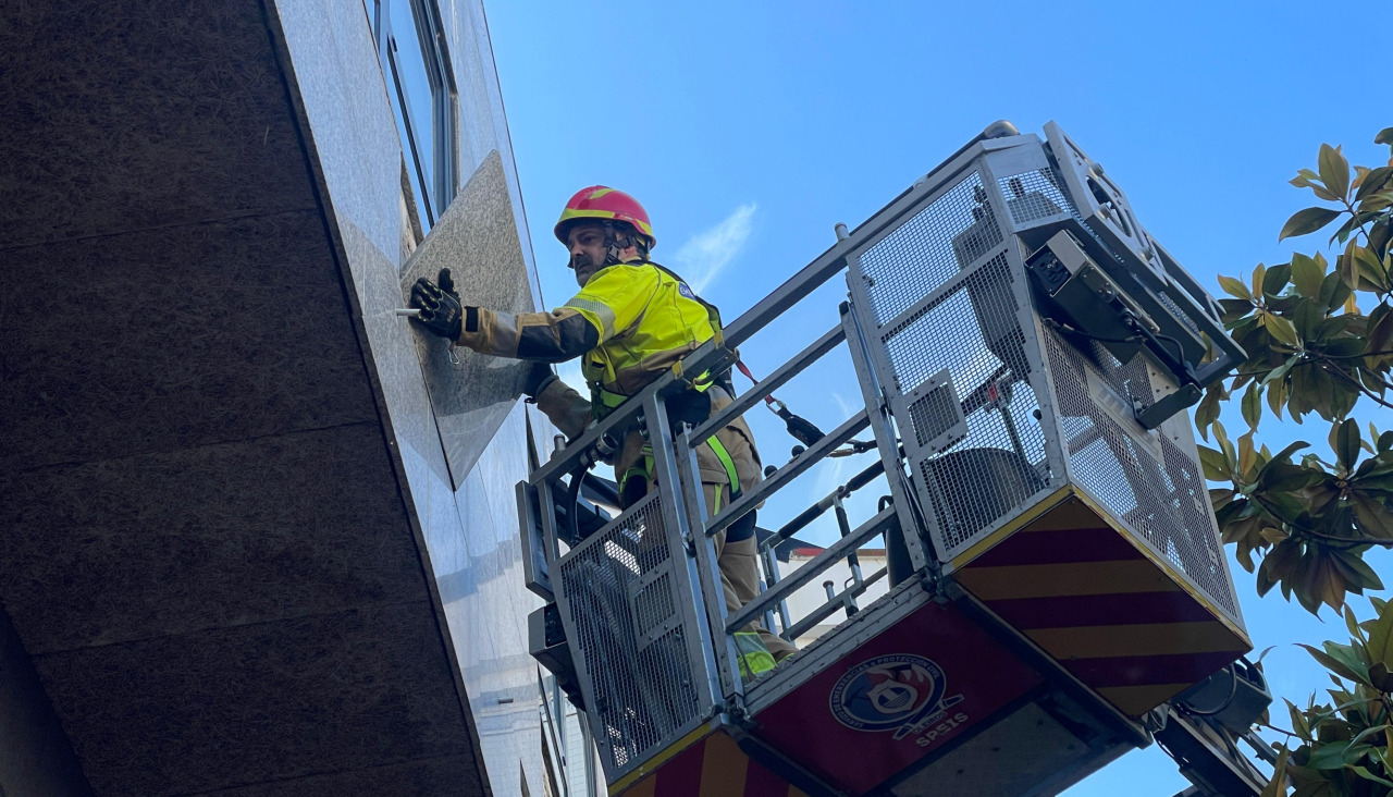 Un desprendimiento en una fachada de Santa Cruz moviliza a los Bomberos ...