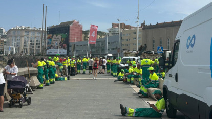 Operación limpieza en A Coruña casi a punto: Orzán reabre a las 13 horas