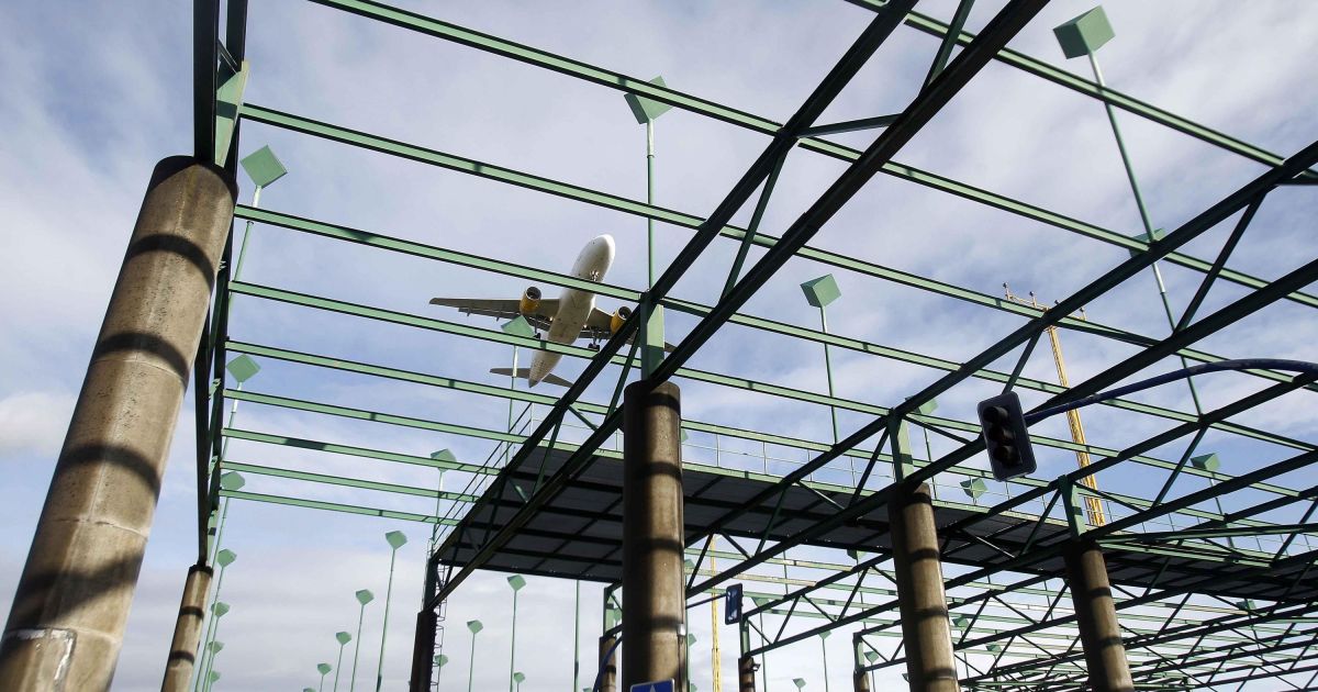 Prevén “muchísimos” desvíos en Alvedro por la nueva aproximación por ...