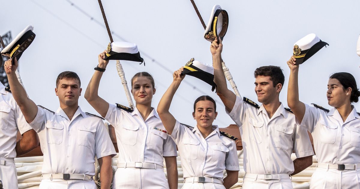 El comandante del buque Elcano destaca la completa formación que recibe ...
