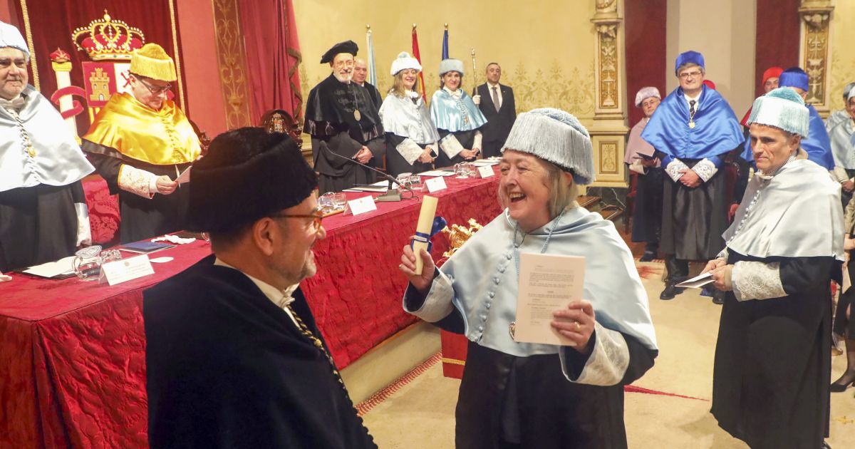 La Universidad de Santiago inviste como "honoris causa" a Mary Beard e ...