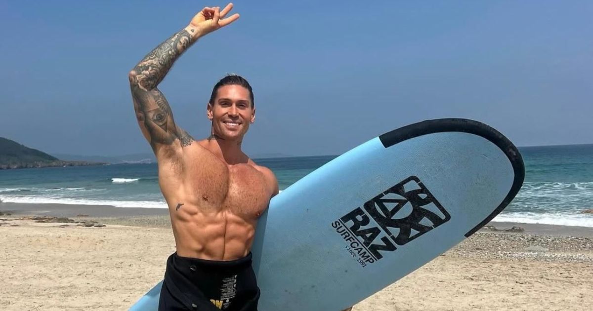 El influencer Jorge Darek disfruta de A Coruña entre olas y pulpo