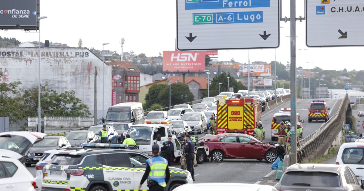 El vuelco de un coche en A Pasaxe provoca un embotellamiento