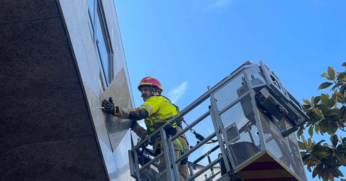 Un desprendimiento en una fachada de Santa Cruz moviliza a los Bomberos ...